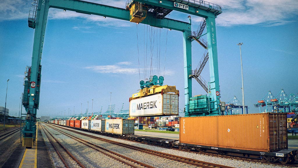 How do carrier haulage and merchant haulage differ? | Maersk